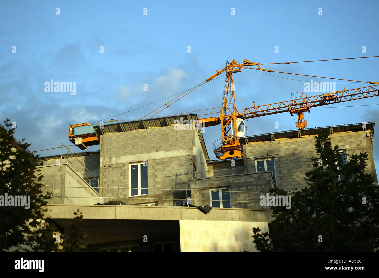 Derrick at a building site Stock Photo - Alamy