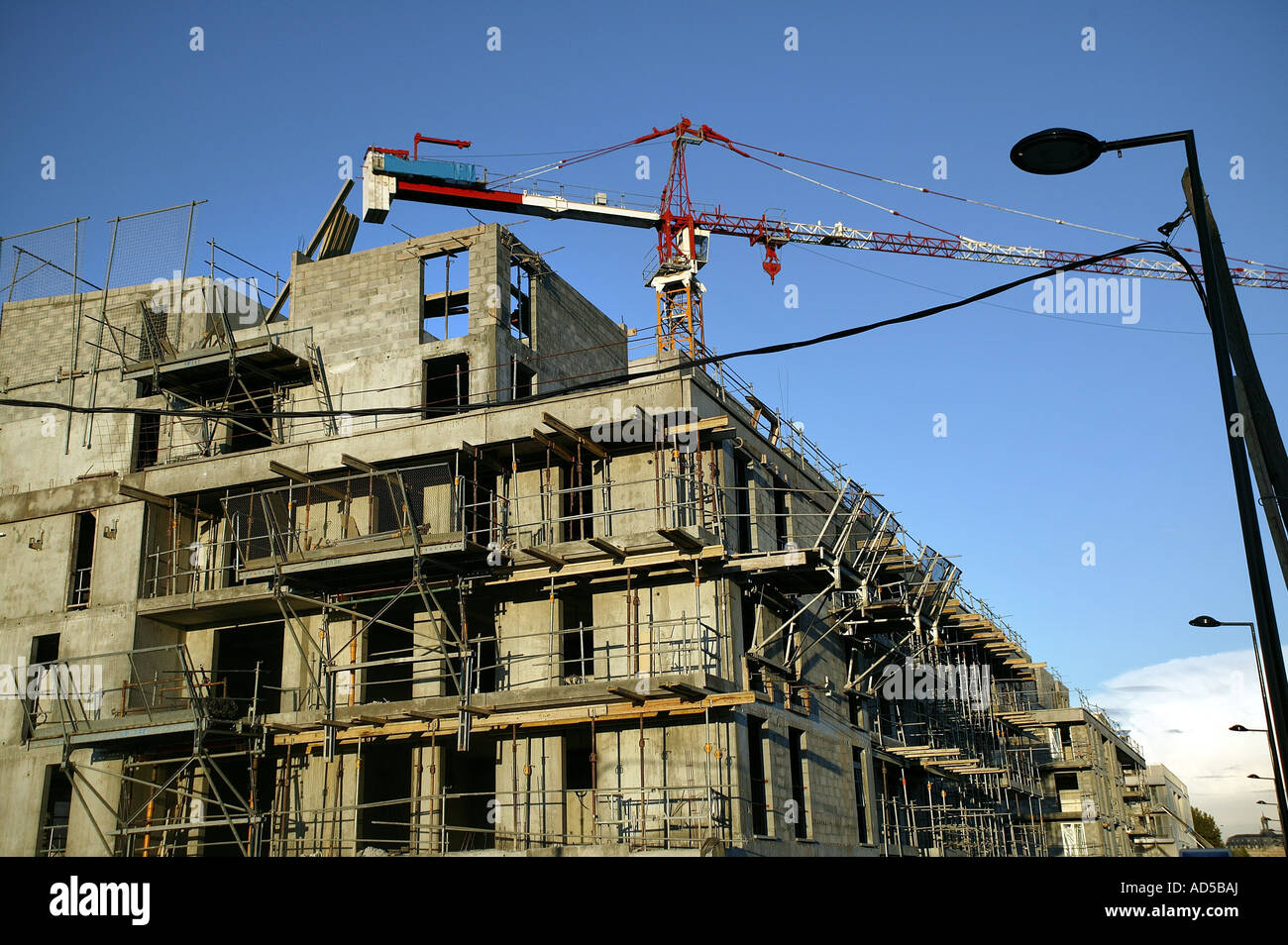 Derrick at a building site Stock Photo - Alamy