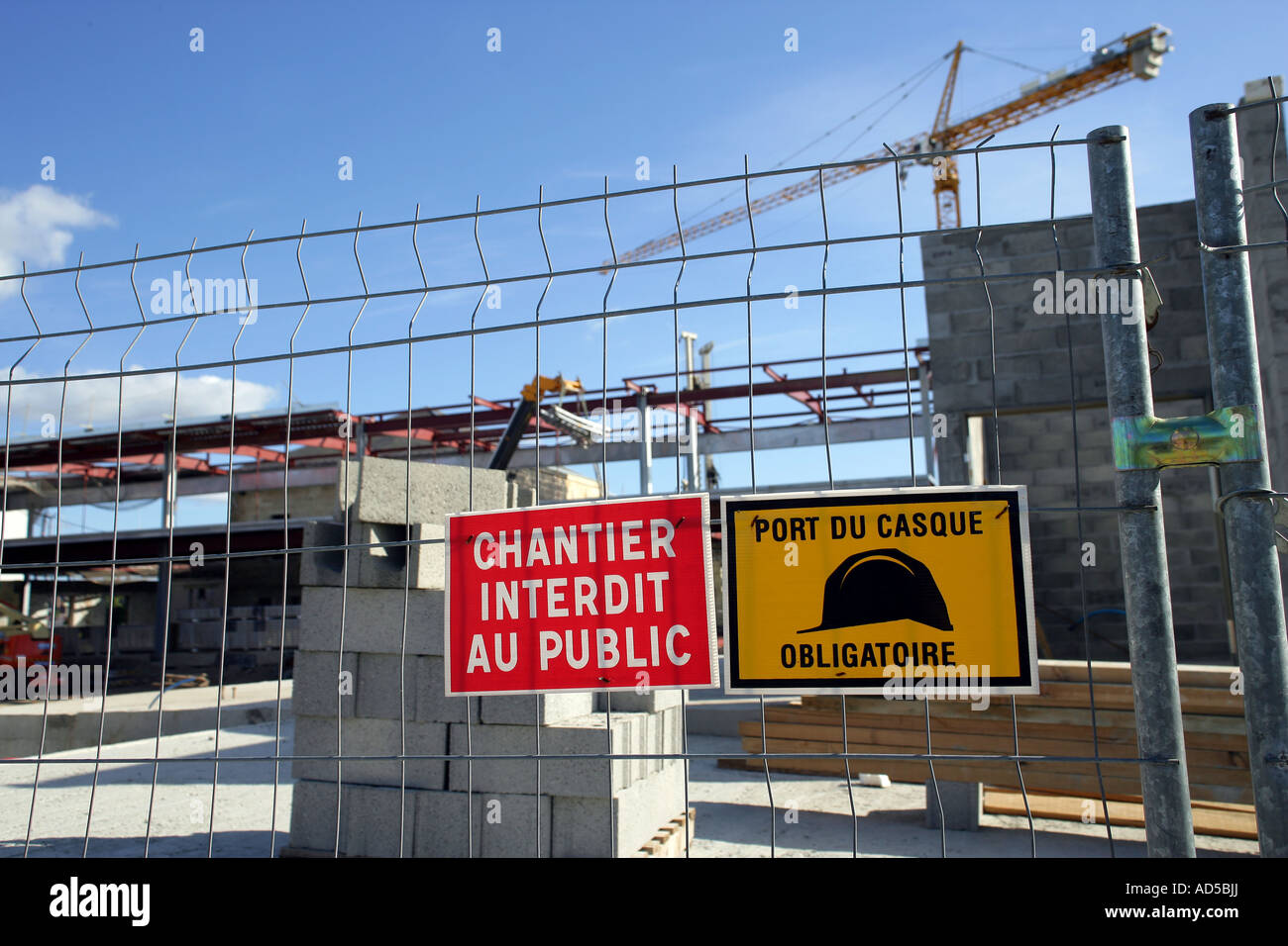 Derrick at a building site Stock Photo - Alamy