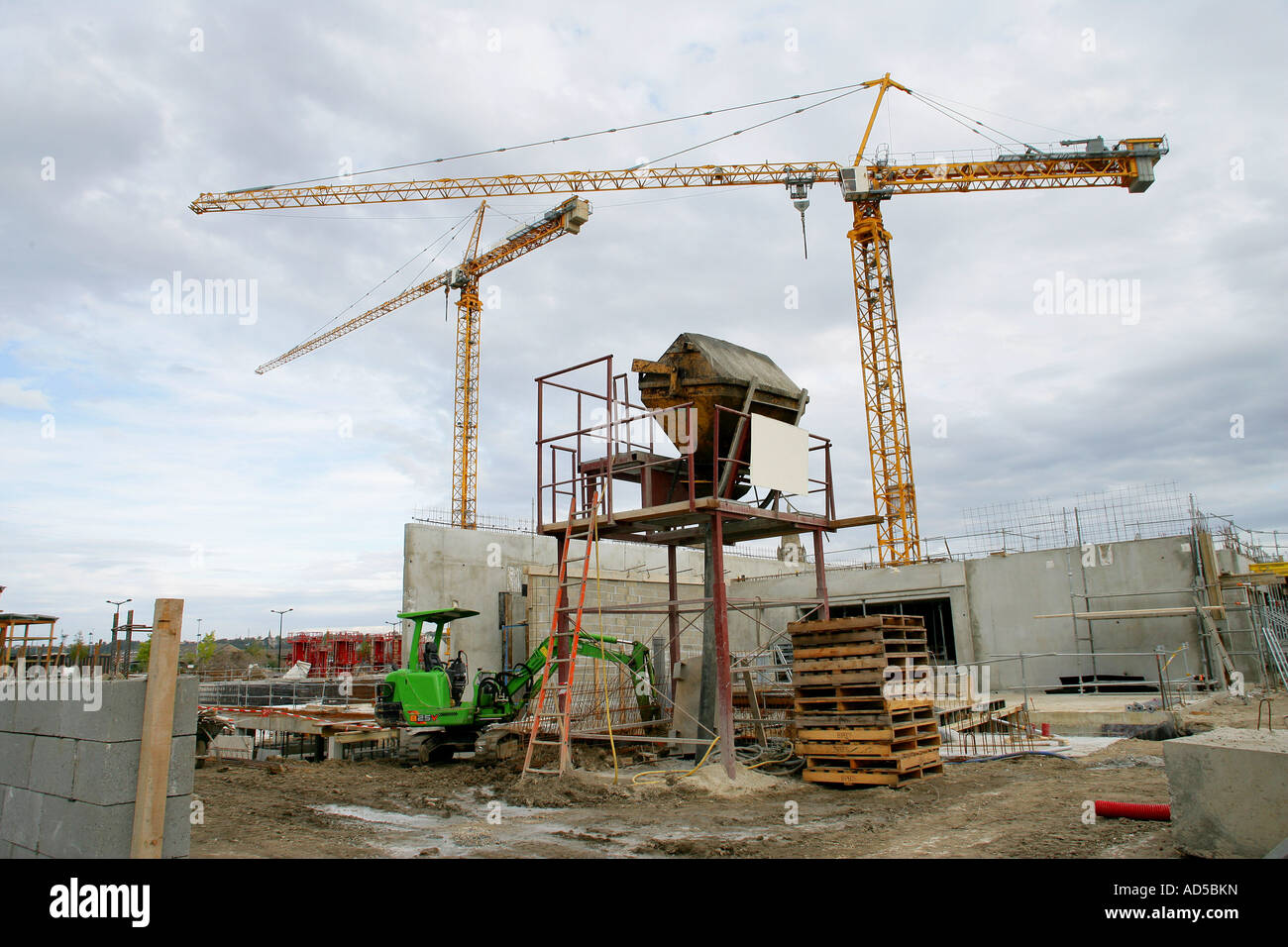 Derrick at a building site Stock Photo - Alamy