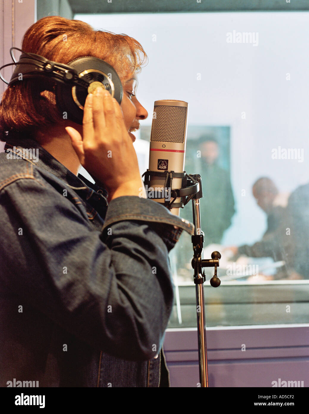 Speaking into microphone radio hi-res stock photography and images - Alamy