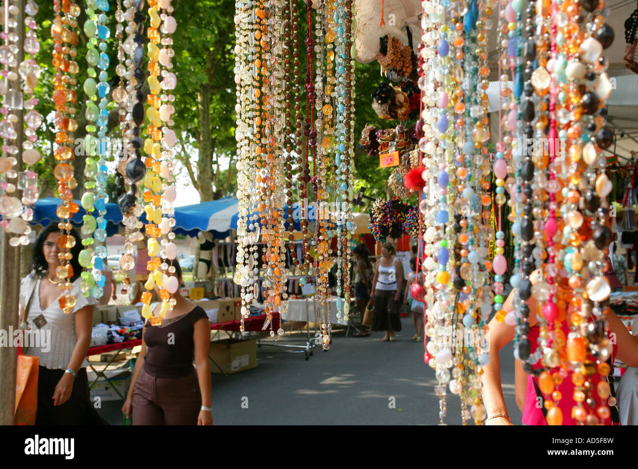 Women outside jewellery store hi-res stock photography and images - Alamy