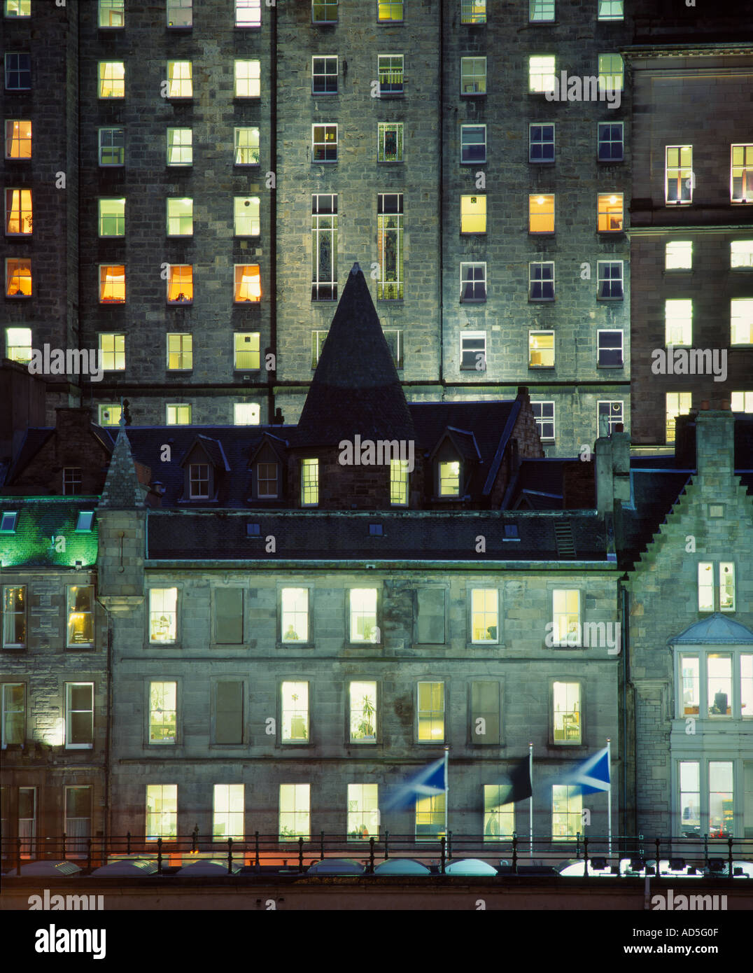 Edinburgh tenement building night hi-res stock photography and images ...