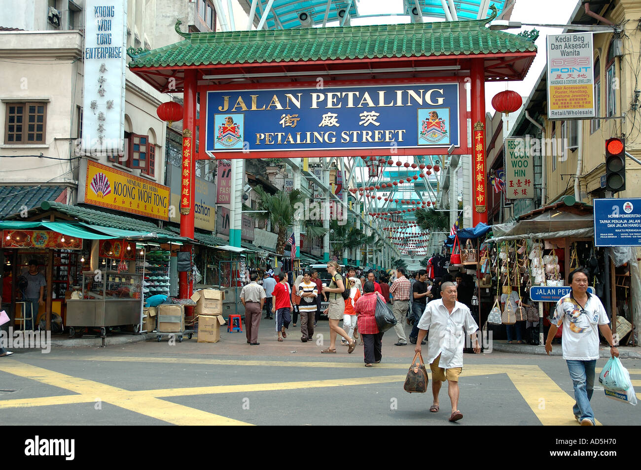 Petaling street jalan night market hi-res stock photography and images ...
