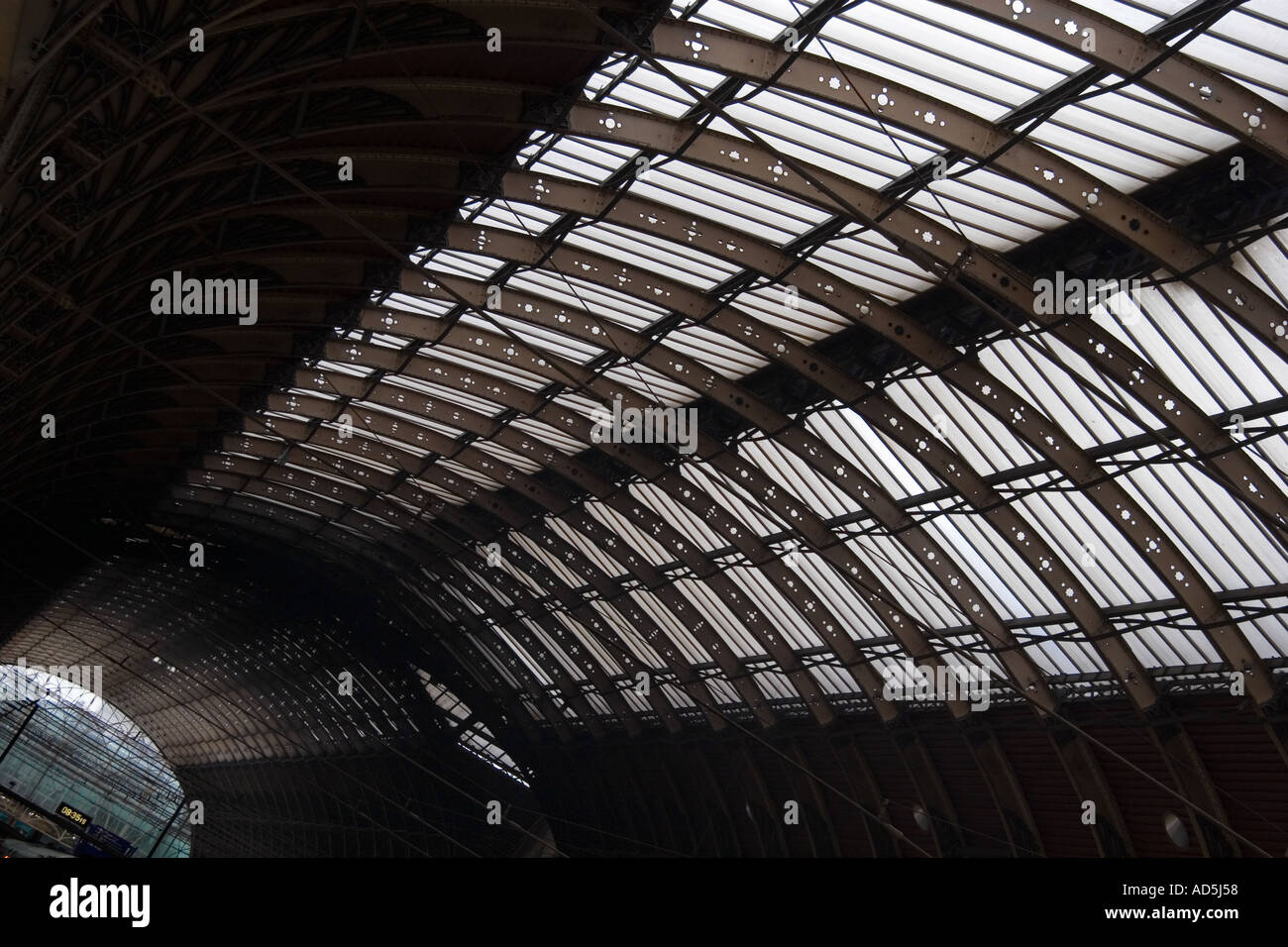 Paddington station london roof hi-res stock photography and images - Alamy