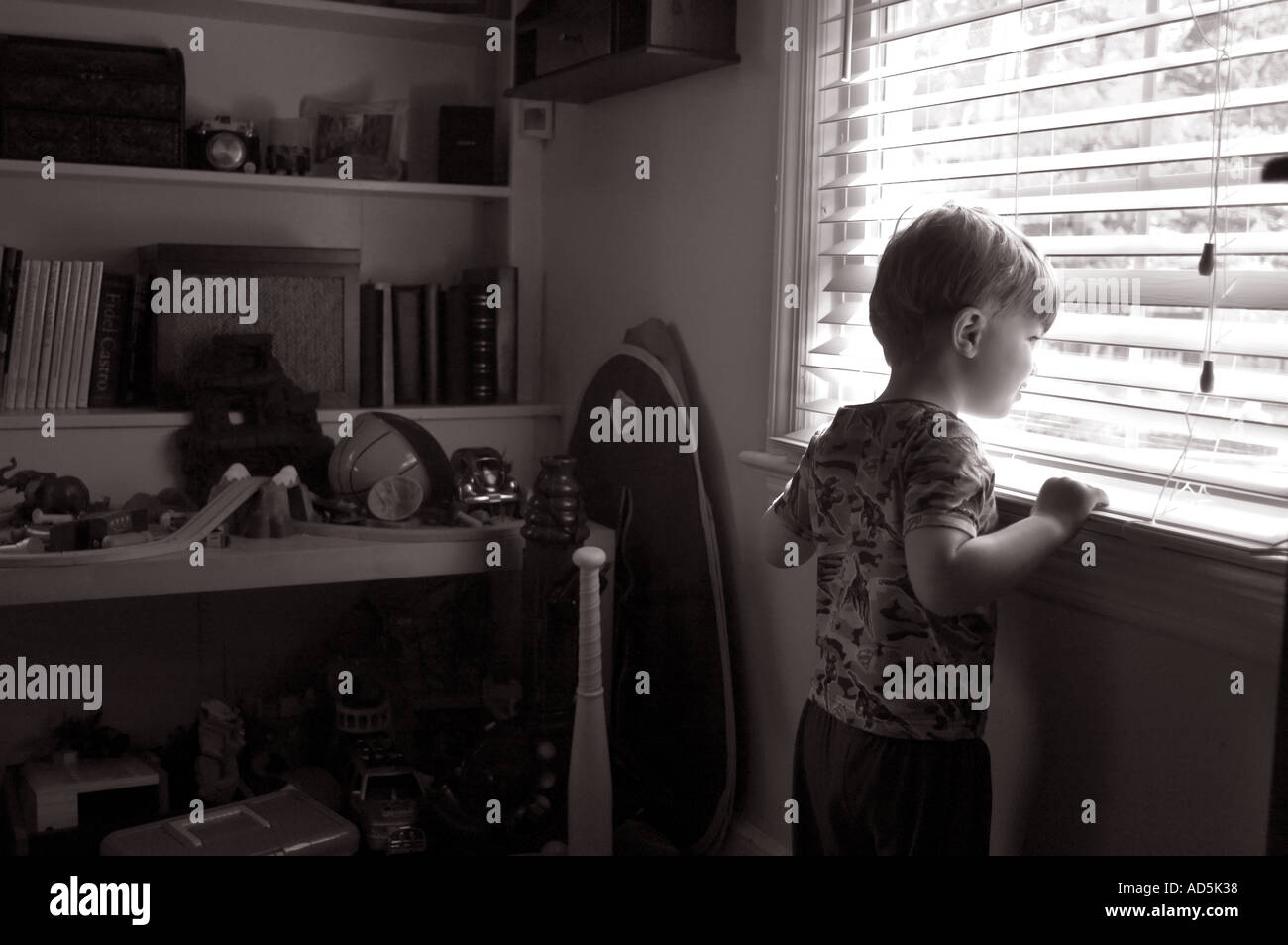 Boy looking out window sad hi-res stock photography and images - Alamy