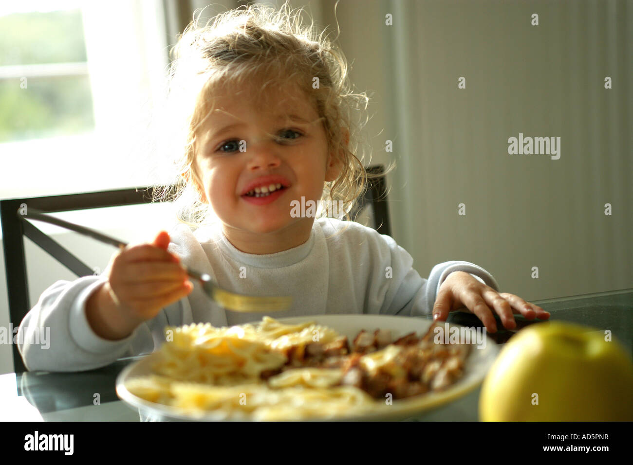 Little girl eating Stock Photo - Alamy