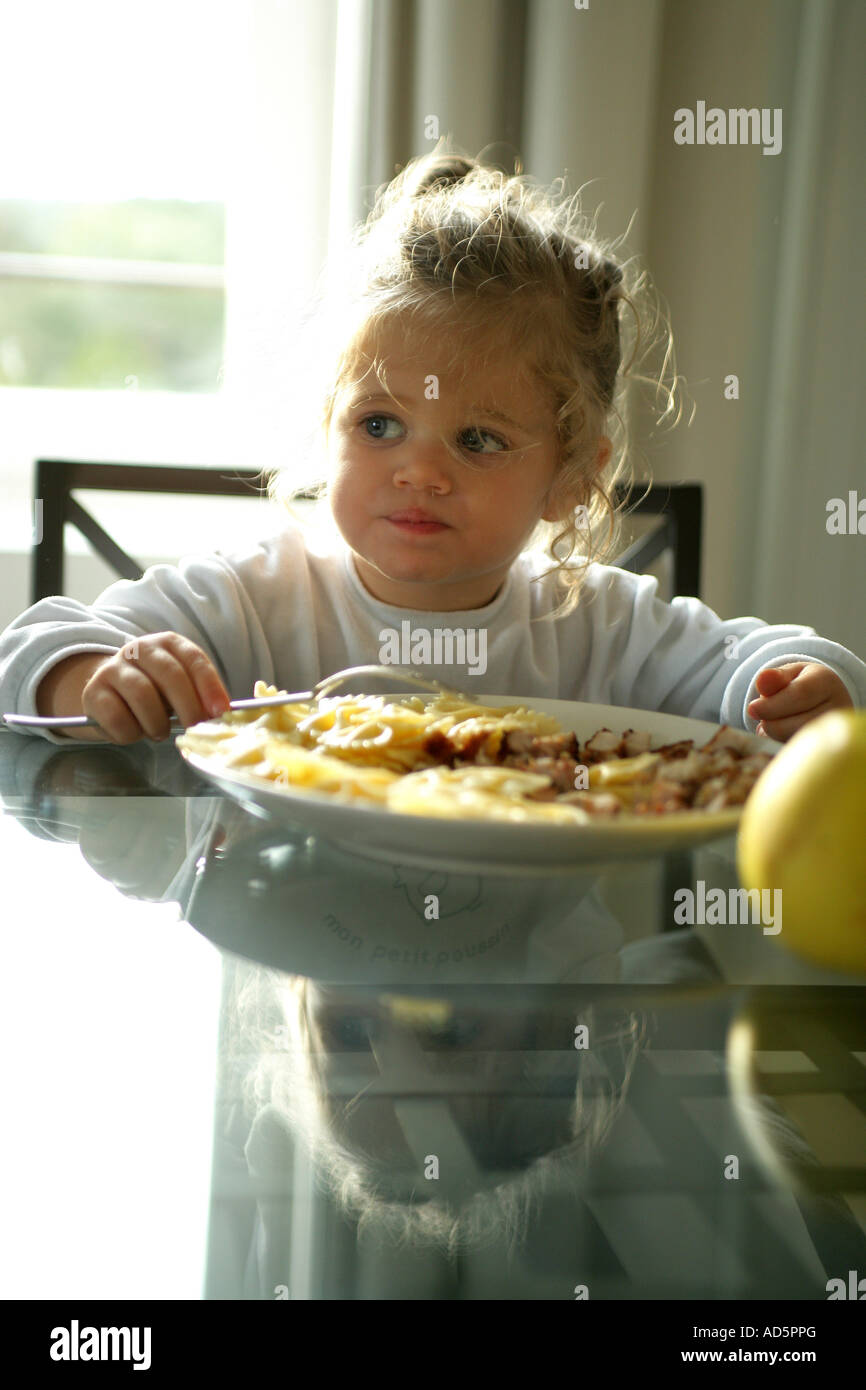 Little girl eating Stock Photo - Alamy