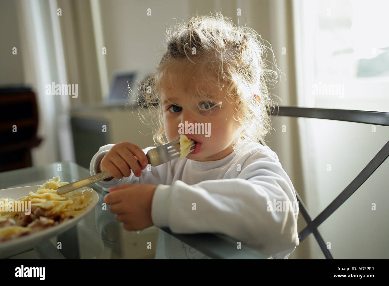 Little girl eating Stock Photo - Alamy