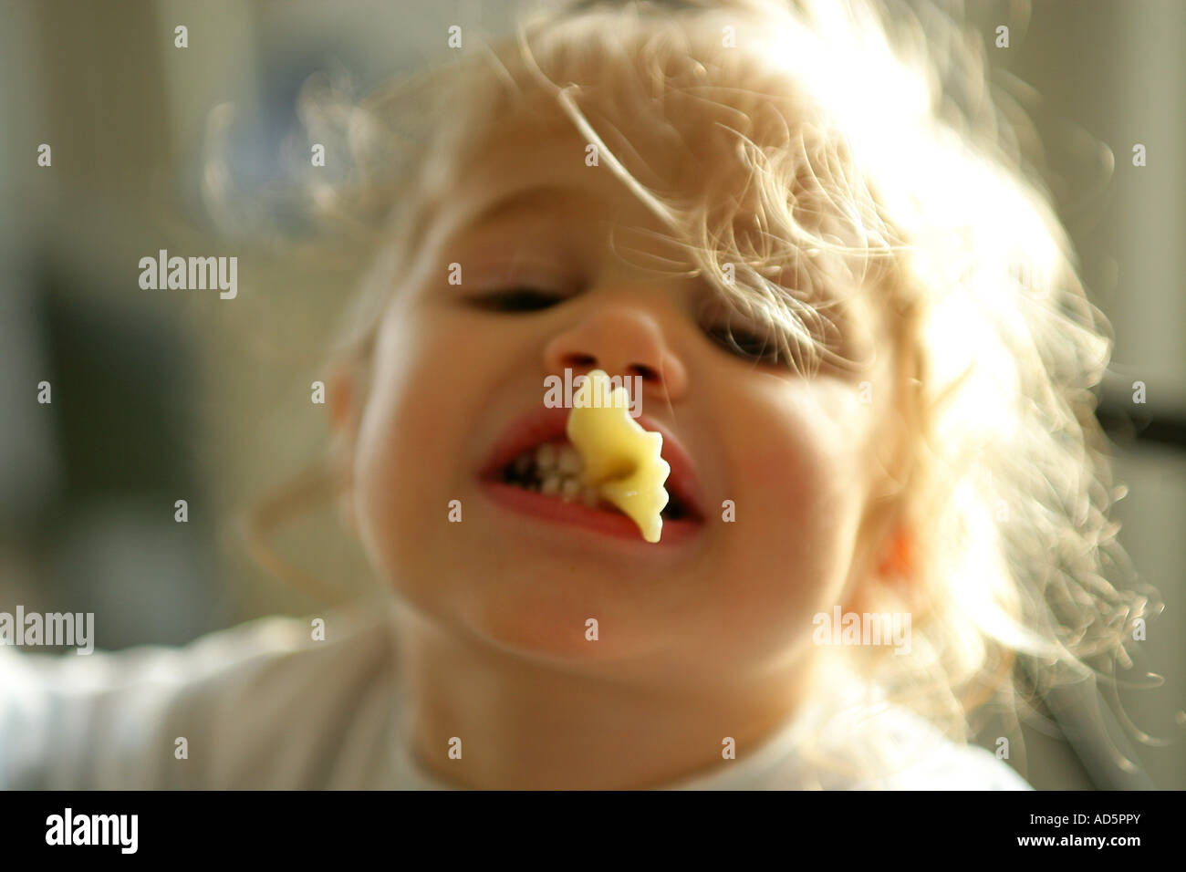 Little girl eating Stock Photo - Alamy