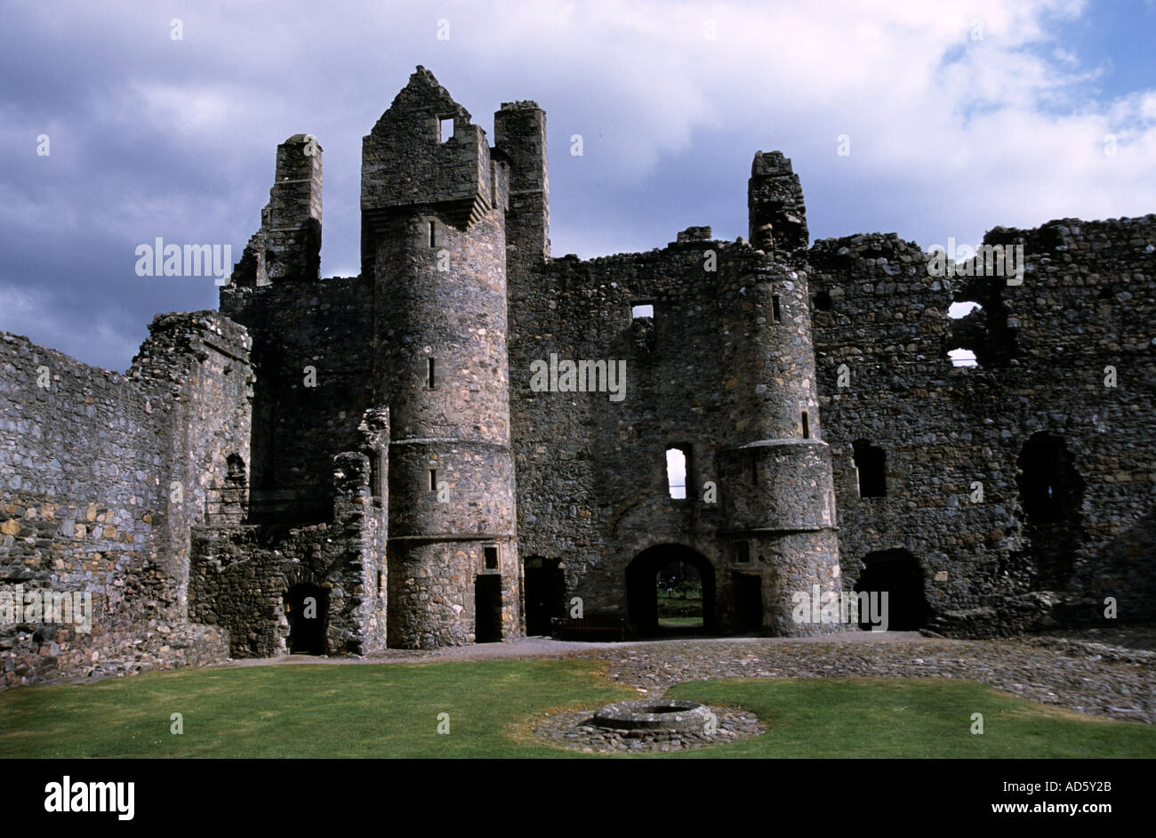 Scotland Whisky Distillery Stills Glenfiddich Castle Stock Photo - Alamy