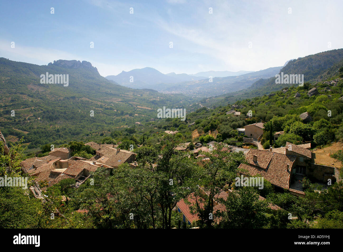 Overview of a village in a valley Stock Photo - Alamy