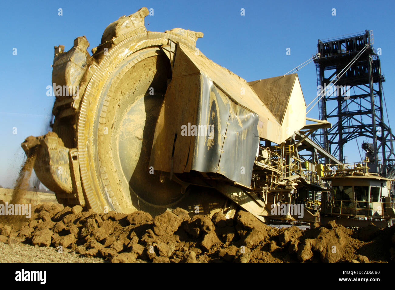 Rotary shovel digger scoop digging hi-res stock photography and images ...