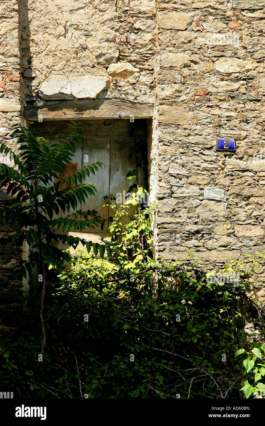 Entrance into a rough stones building Stock Photo - Alamy