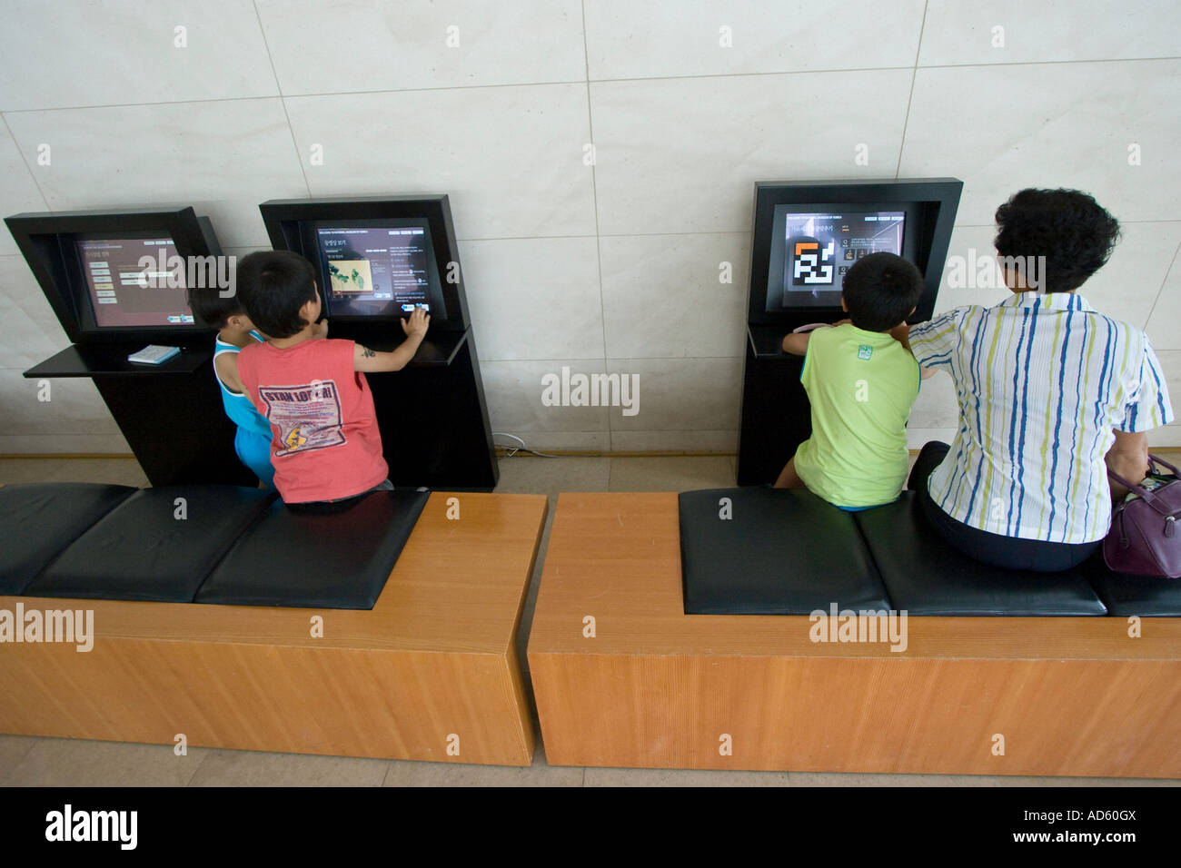 Children using Computers to Learn at National Museum of Korea Culture ...
