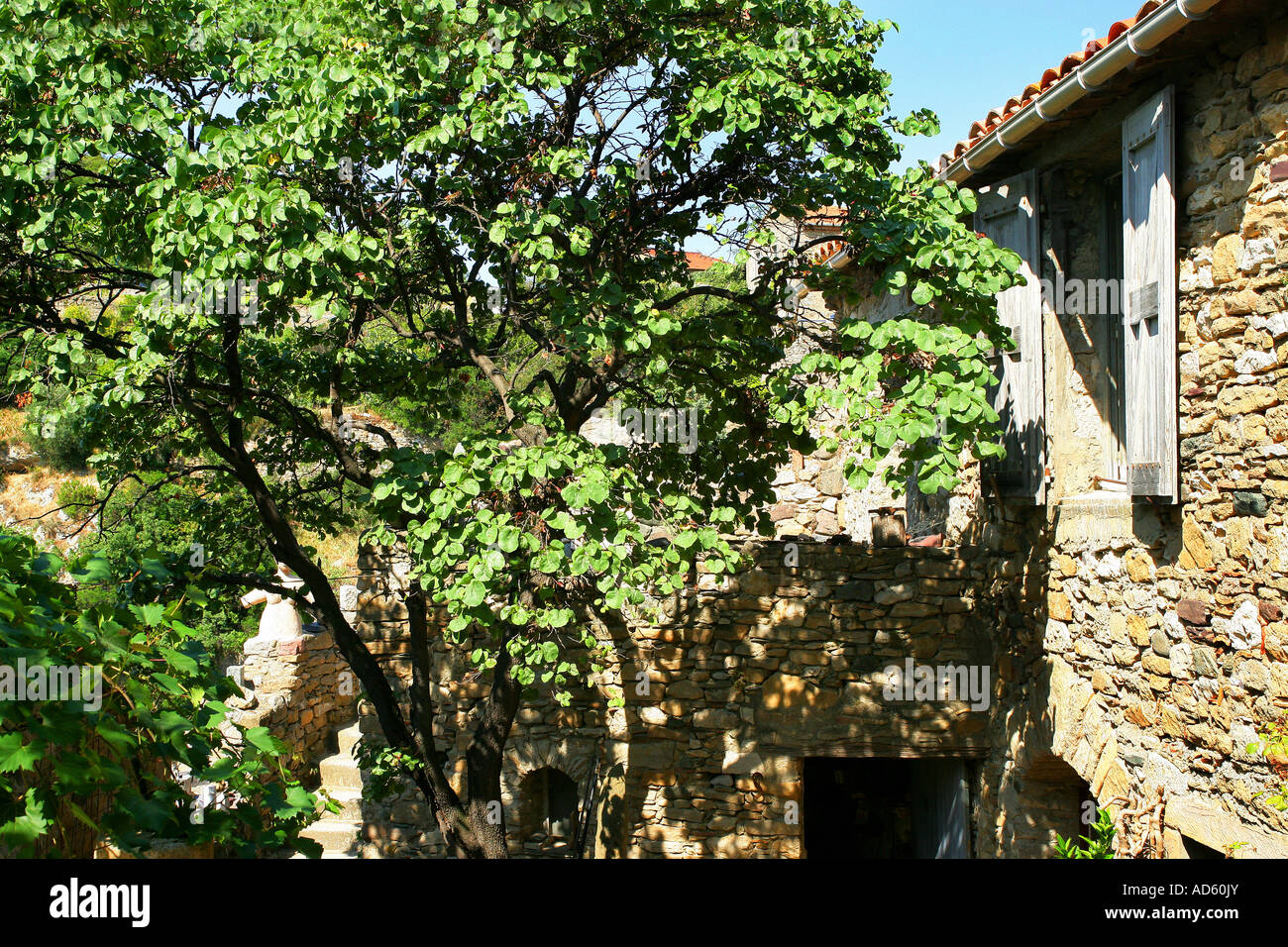 Rough stones building Stock Photo - Alamy