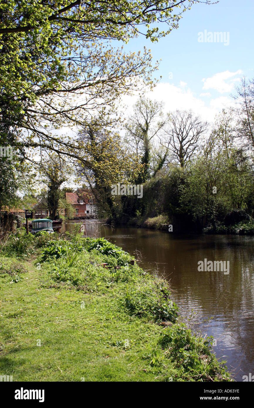THE RIVER STOUR FLOWING THROUGH FLATFORD. CONSTABLE COUNTRY. SUFFOLK ...