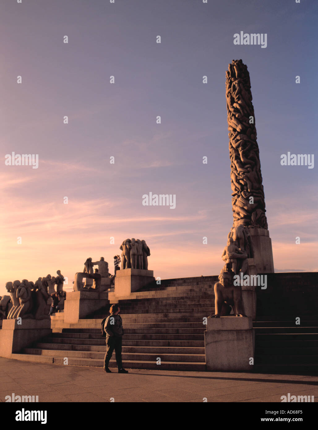 Monolitten (The Monolith) at sunset, Vigelandsparken (Vigeland ...