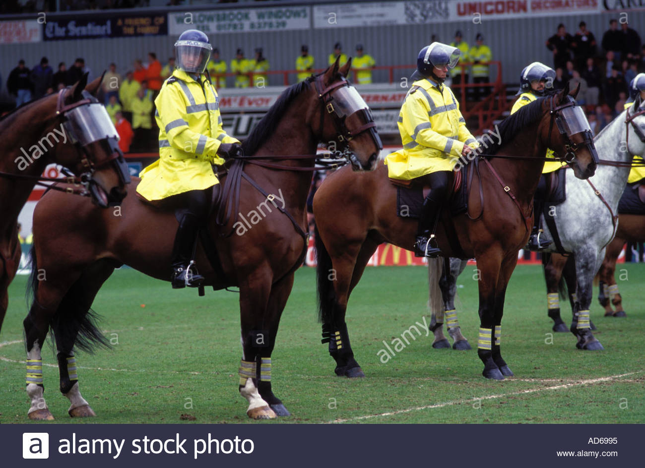 Mounted Riot Police Stock Photos & Mounted Riot Police Stock Images - Alamy