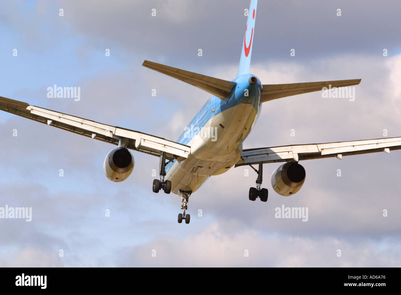 Aircraft plane landing airplane hi-res stock photography and images - Alamy