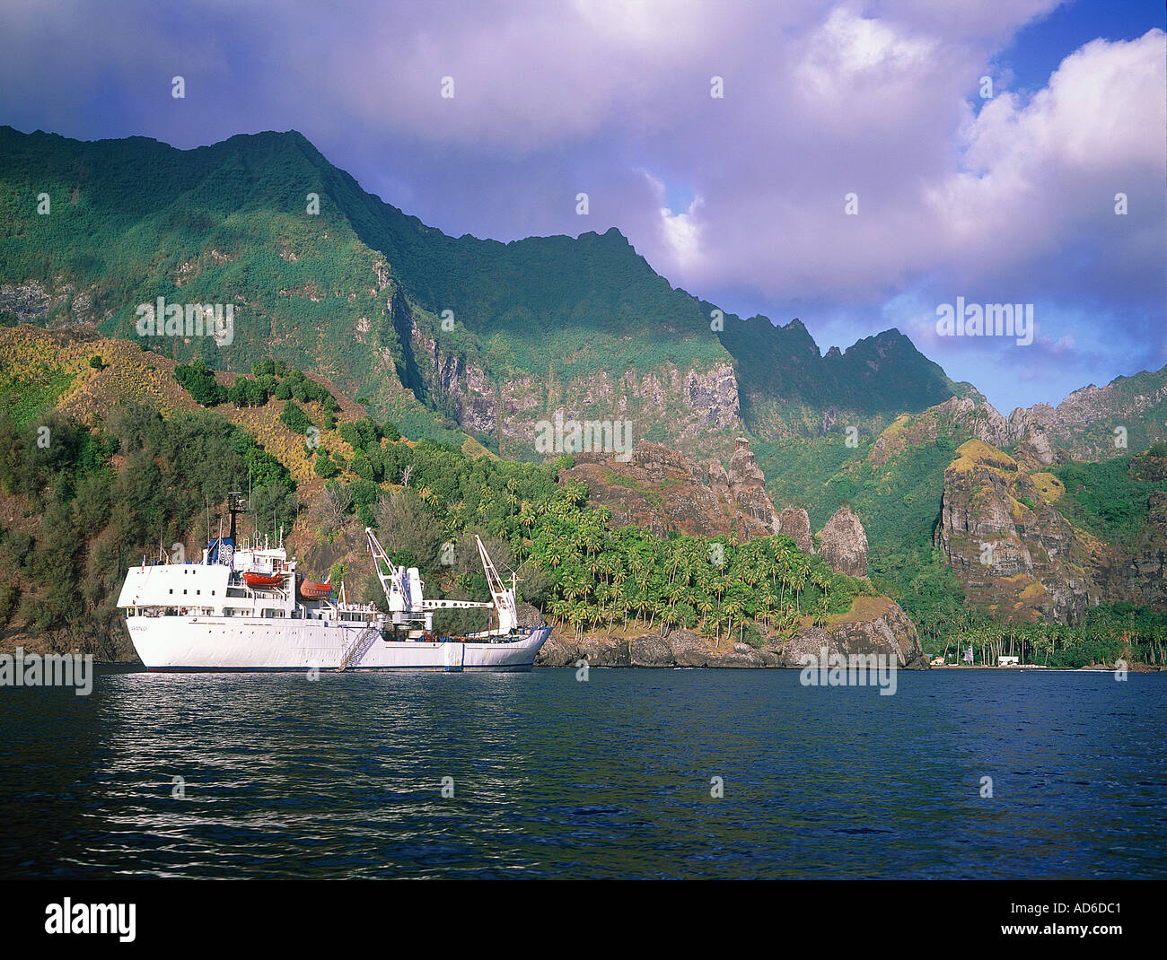 FRENCH POLYNESIA MARQUESAS ARCHIPELAGO FATU HIVA ISLAND HANAVAVE BAY ...