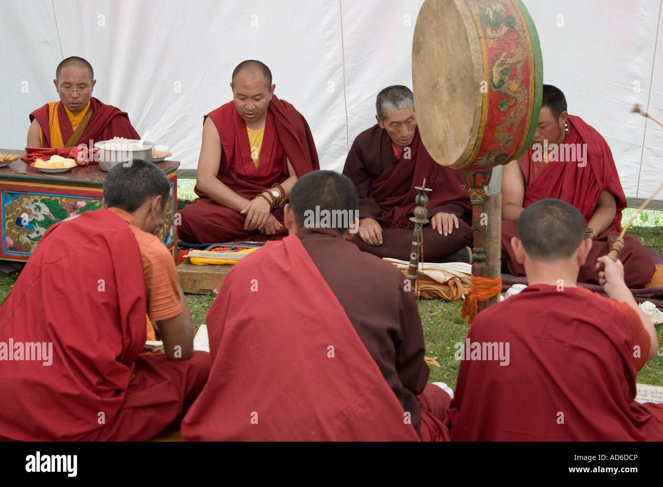 Mantras singing hi-res stock photography and images - Alamy