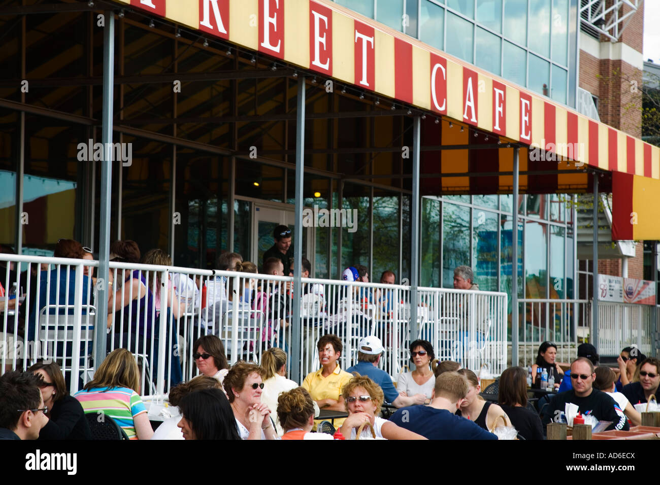 Navy pier outdoor seating hi-res stock photography and images - Alamy