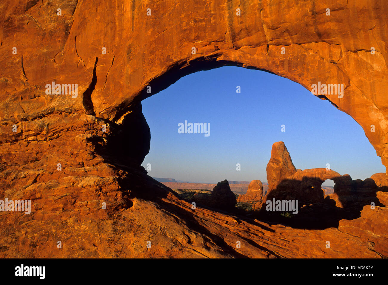 Sunrise light on North Window looking toward Turret Arch Windows ...