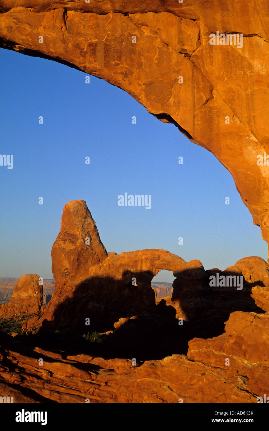 Sunrise light on North Window looking toward Turret Arch Windows ...