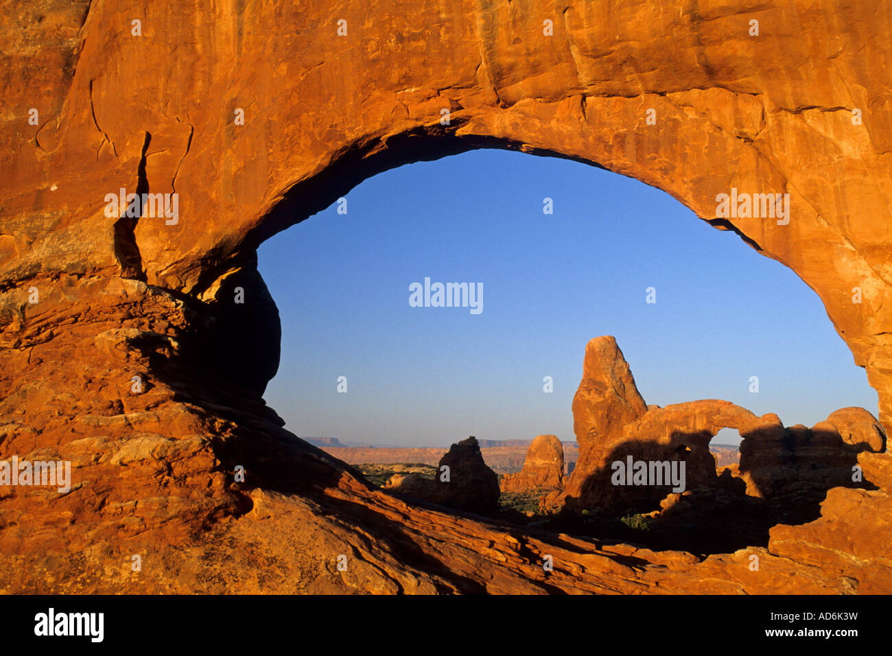 Sunrise light on North Window looking toward Turret Arch Windows ...