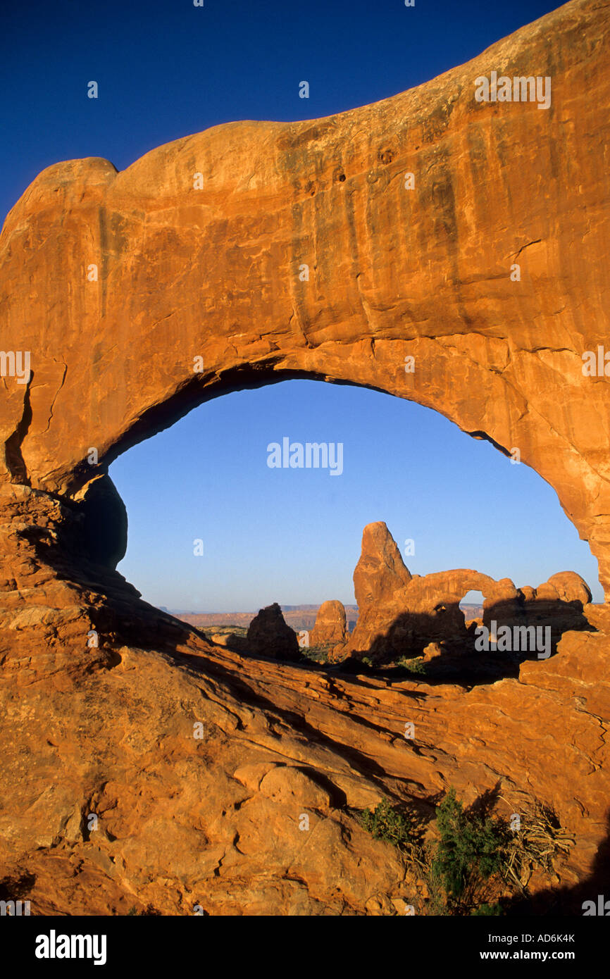Sunrise light on North Window looking toward Turret Arch Windows ...