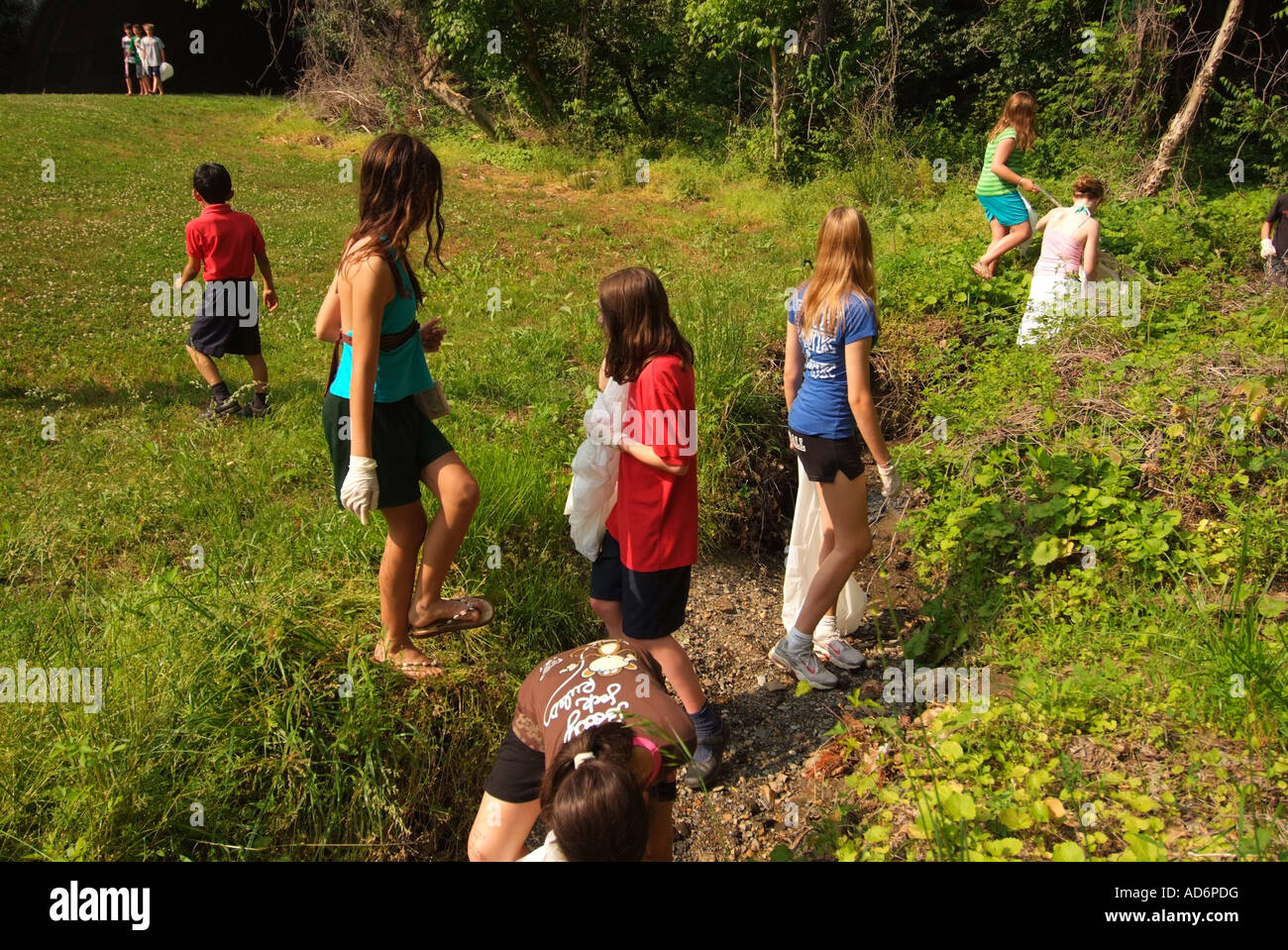 Children picking up trash hi-res stock photography and images - Alamy
