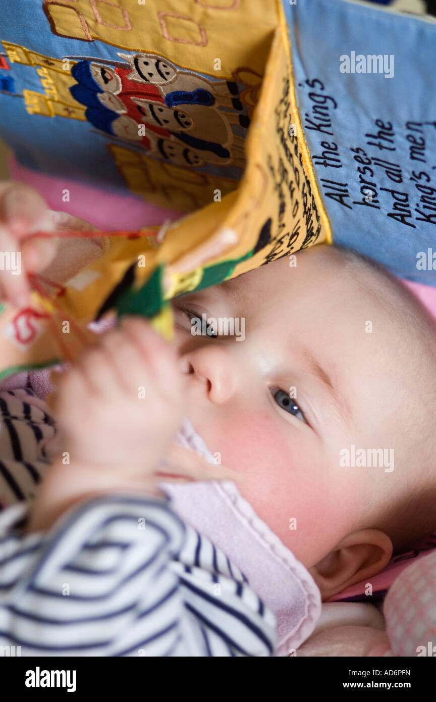 Girl learning to read hi-res stock photography and images - Alamy