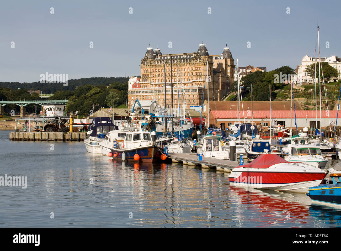 Harbour scenes hi-res stock photography and images - Alamy