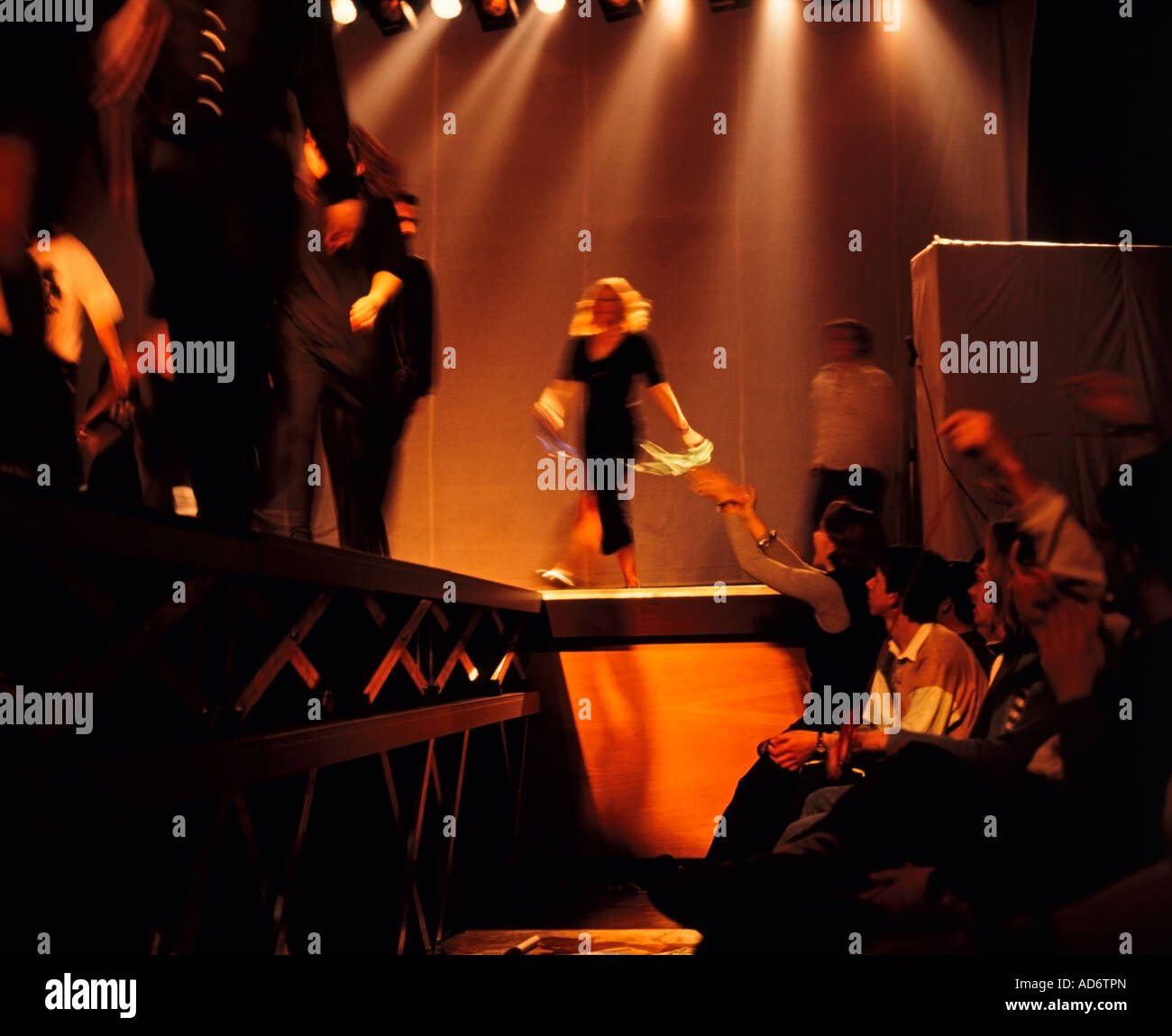 Audience clapping theatre hi-res stock photography and images - Alamy
