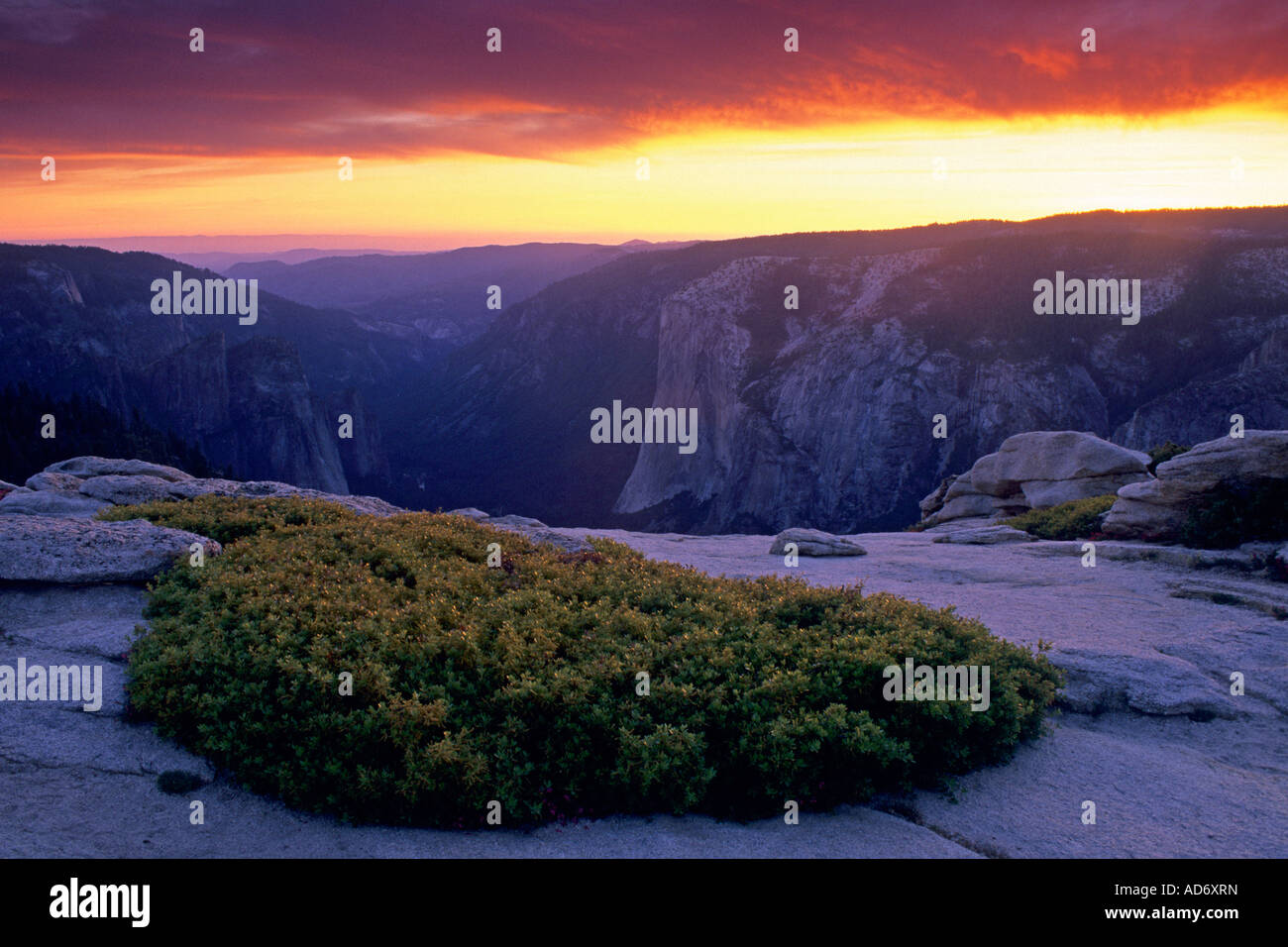 Looking west at sunset over Yosmeite Valley from atop Sentinel Dome ...