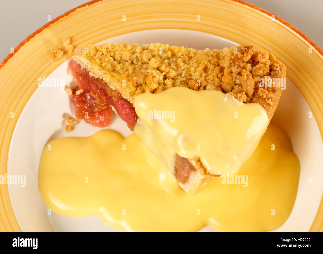 RHUBARB CRUMBLE WITH CUSTARD Stock Photo - Alamy