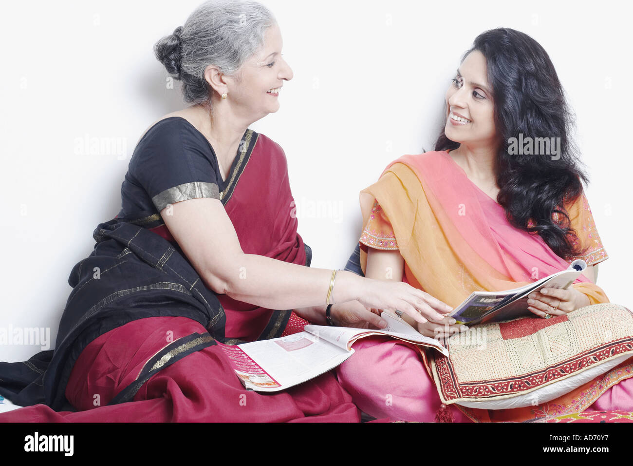 Black mother and daughter profile hi-res stock photography and images ...