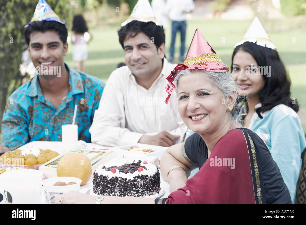 Four people sitting table hi-res stock photography and images - Alamy