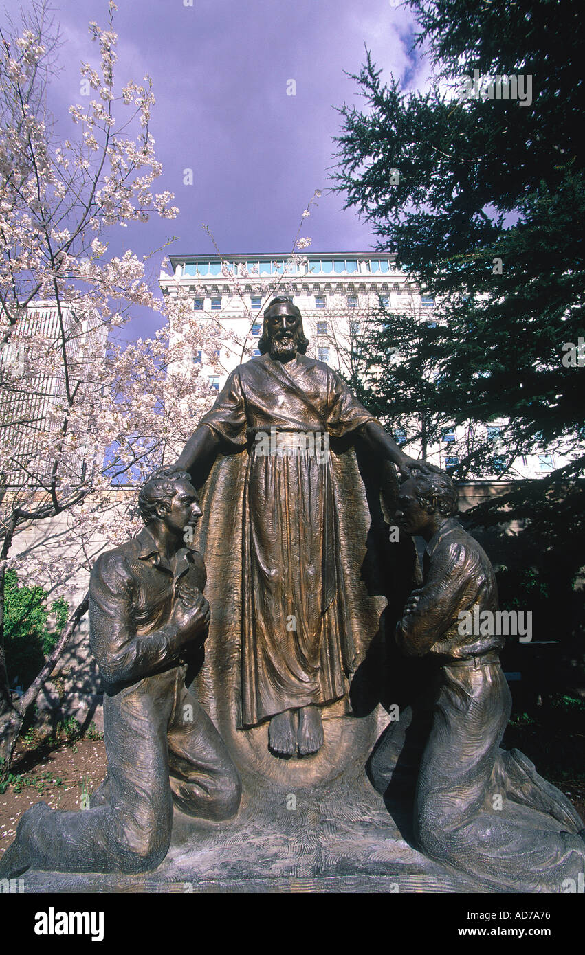 USA UTAH SALT LAKE CITY THE MORMON TEMPLE PARK AT SPRING STATUE OF ...