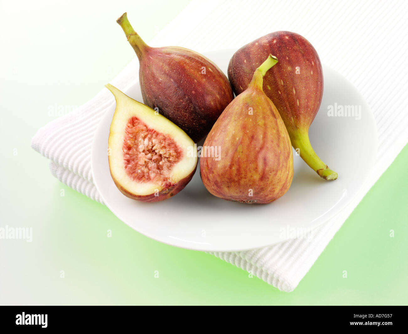 Figs whole fruit half hi-res stock photography and images - Alamy