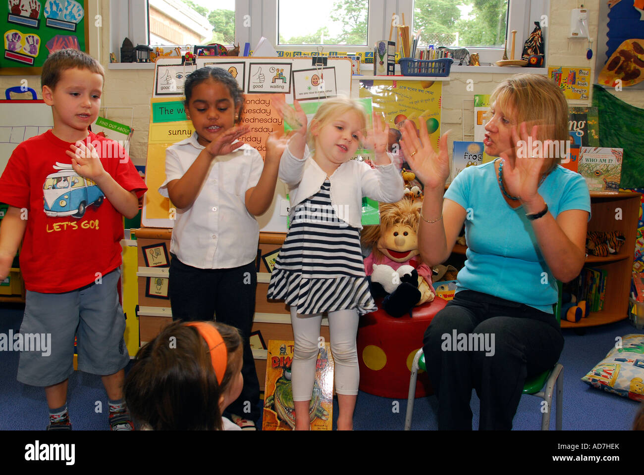 Primary school classroom uk and teacher hi-res stock photography and ...