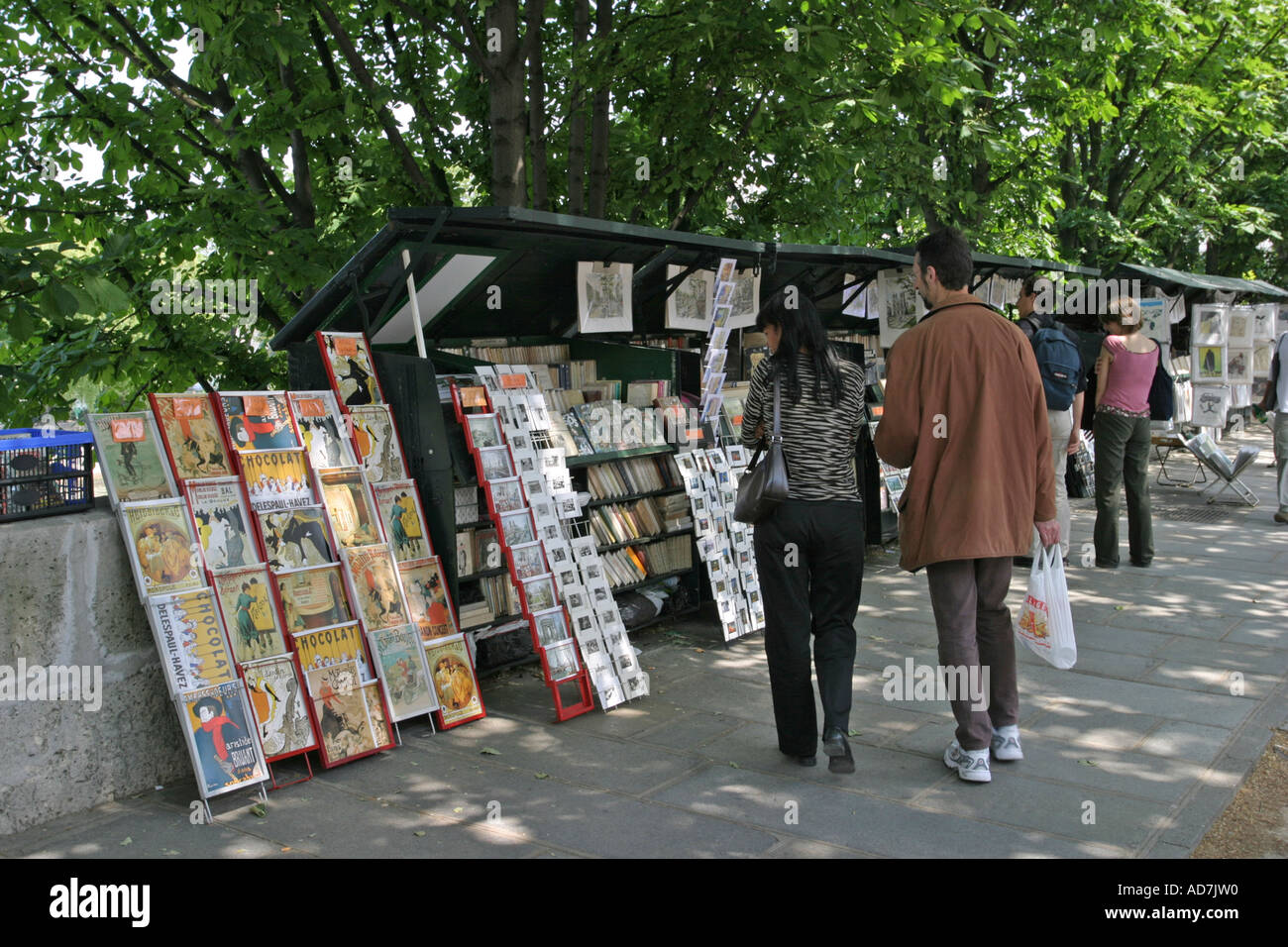 Les boites de bouquinistes hi-res stock photography and images - Alamy