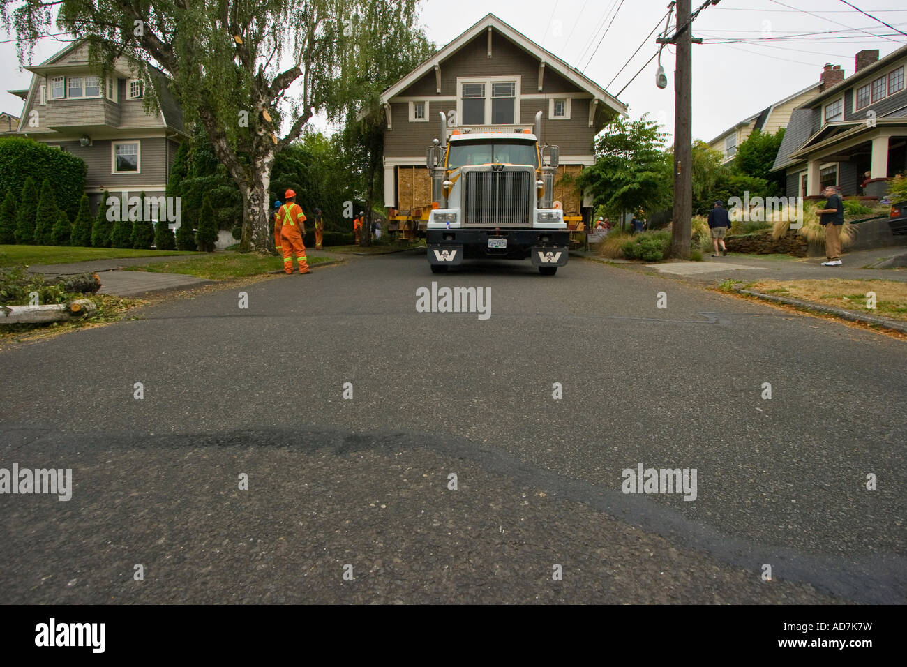 Truck hauling house hi-res stock photography and images - Alamy