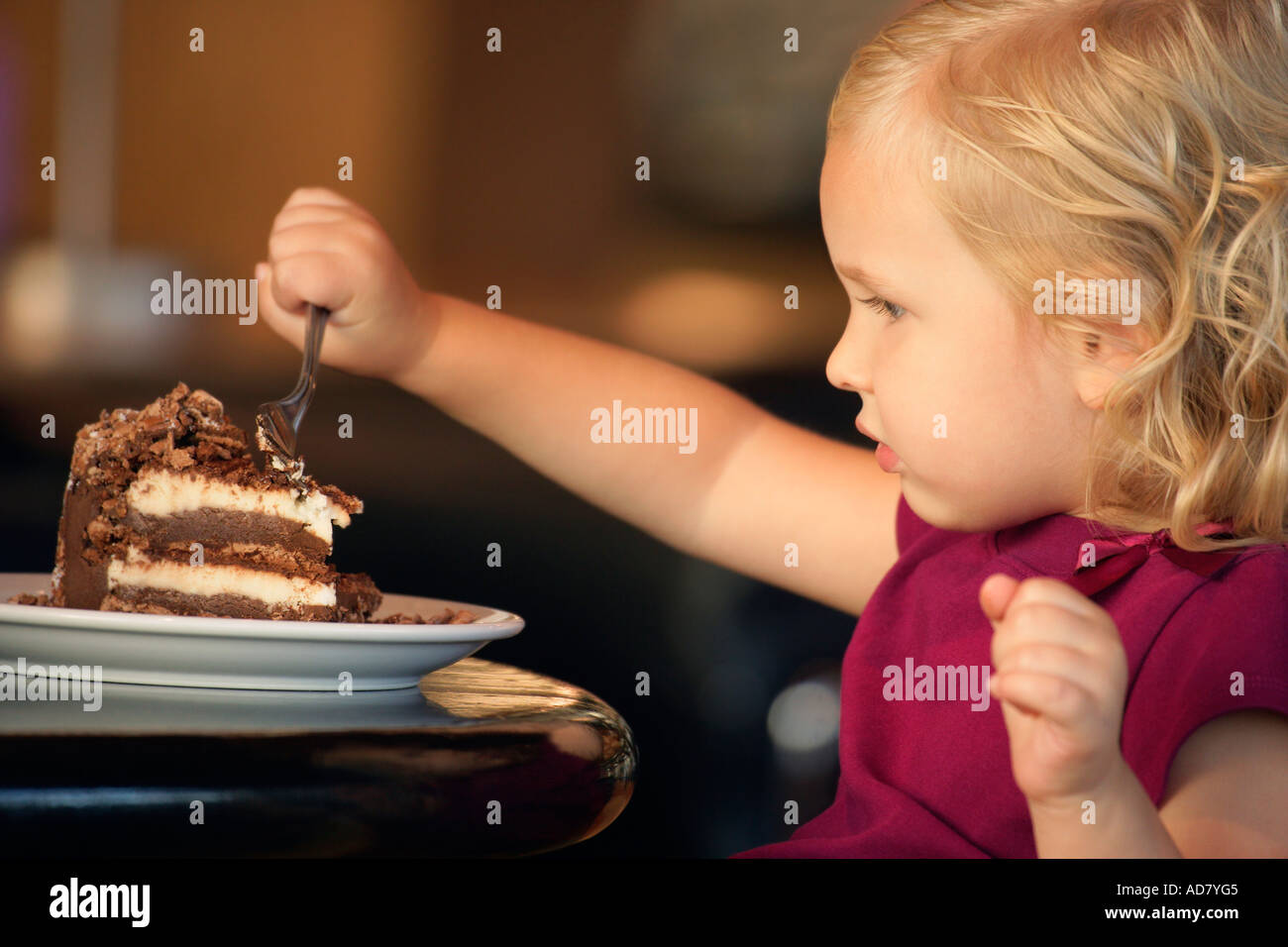Child eating cake Stock Photo - Alamy