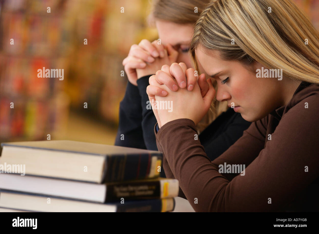 Sisters in library hi-res stock photography and images - Alamy