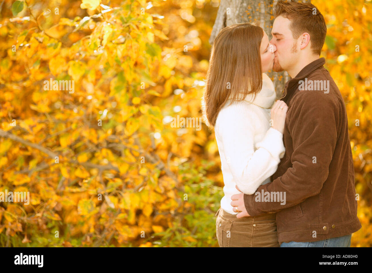 Couple kissing in autumn Stock Photo - Alamy