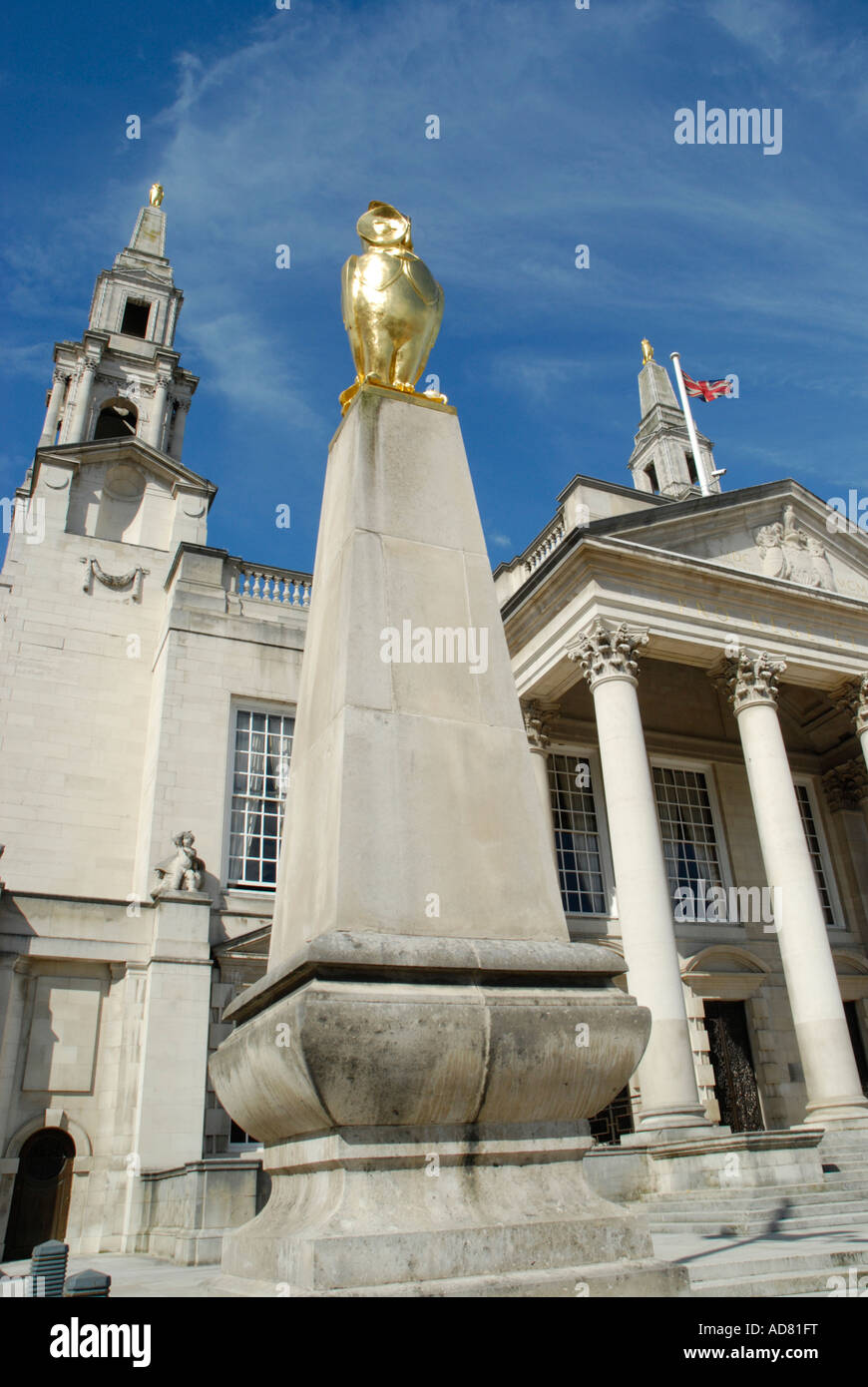 Leeds city hall statue hi-res stock photography and images - Alamy