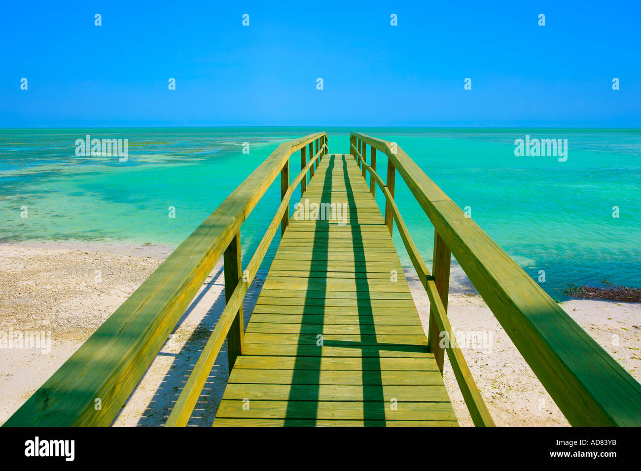 Wooden pier ocean hi-res stock photography and images - Alamy