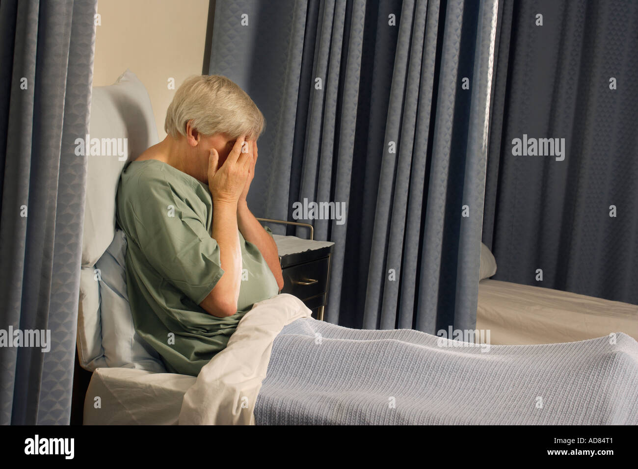 Man hospital bed head hands hi-res stock photography and images - Alamy